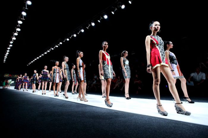 How to Become a Model | 5 Tips From Industry Experts